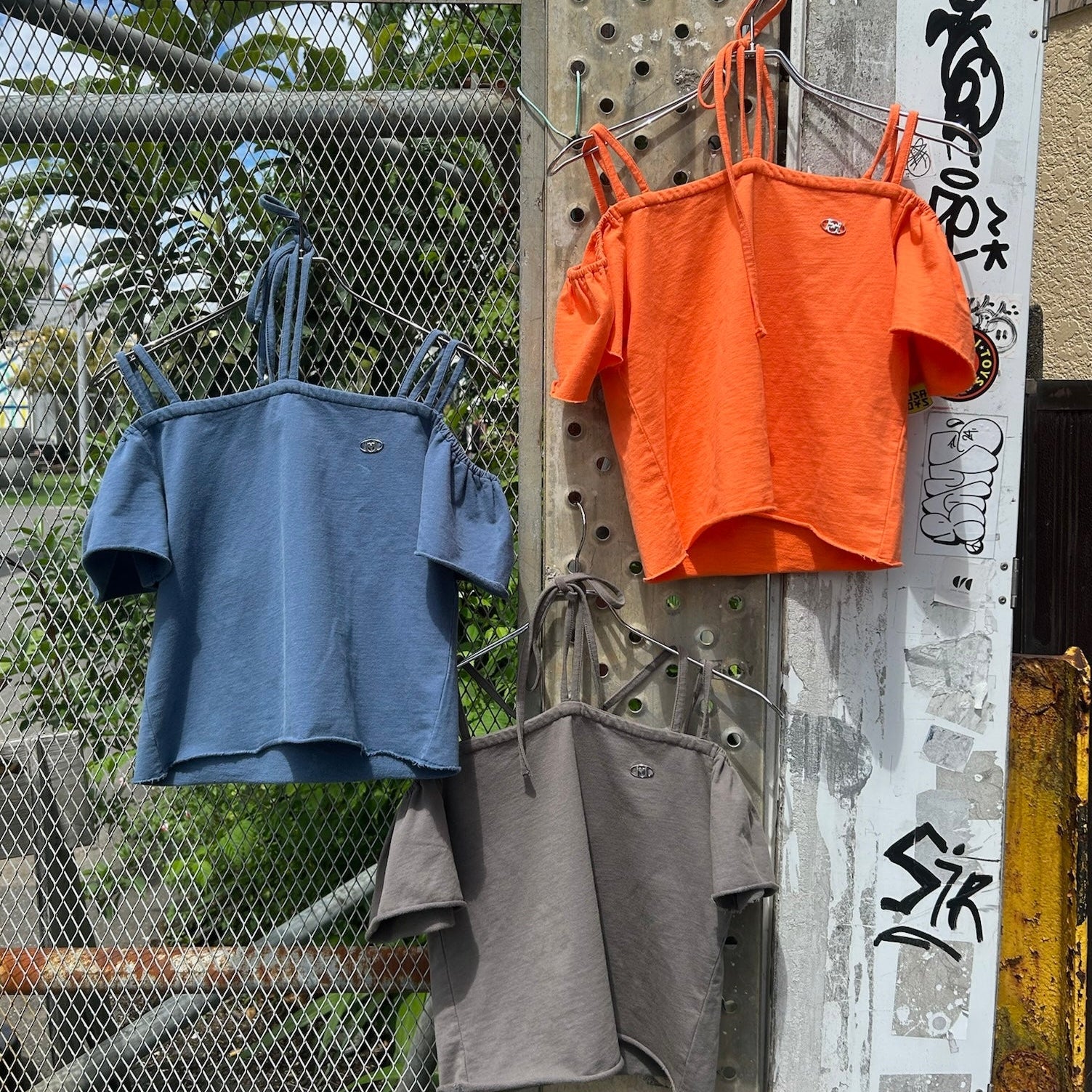 ribbon off shoulder cropped tee – YZ