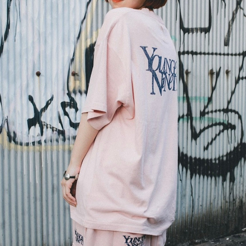 9090 × younger song Universal Logo Tee – YZ